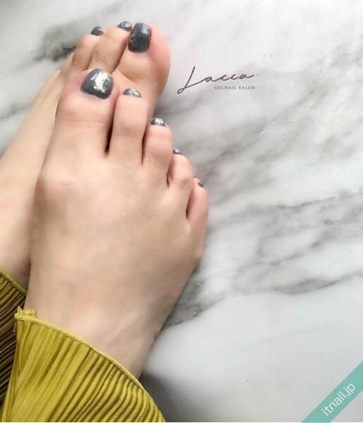 初秋にまといたい♡ワンカラーのフットネイルでシンプルなおしゃれをGET | michill byGMO（ミチル）